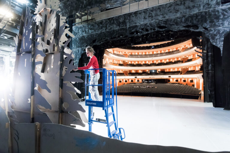 Homepage - Adjustable Innovative Work Platforms | IXOLIFT